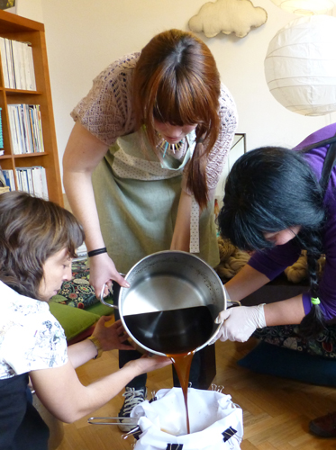 Colando el dyebath de café - Mundo Lanar