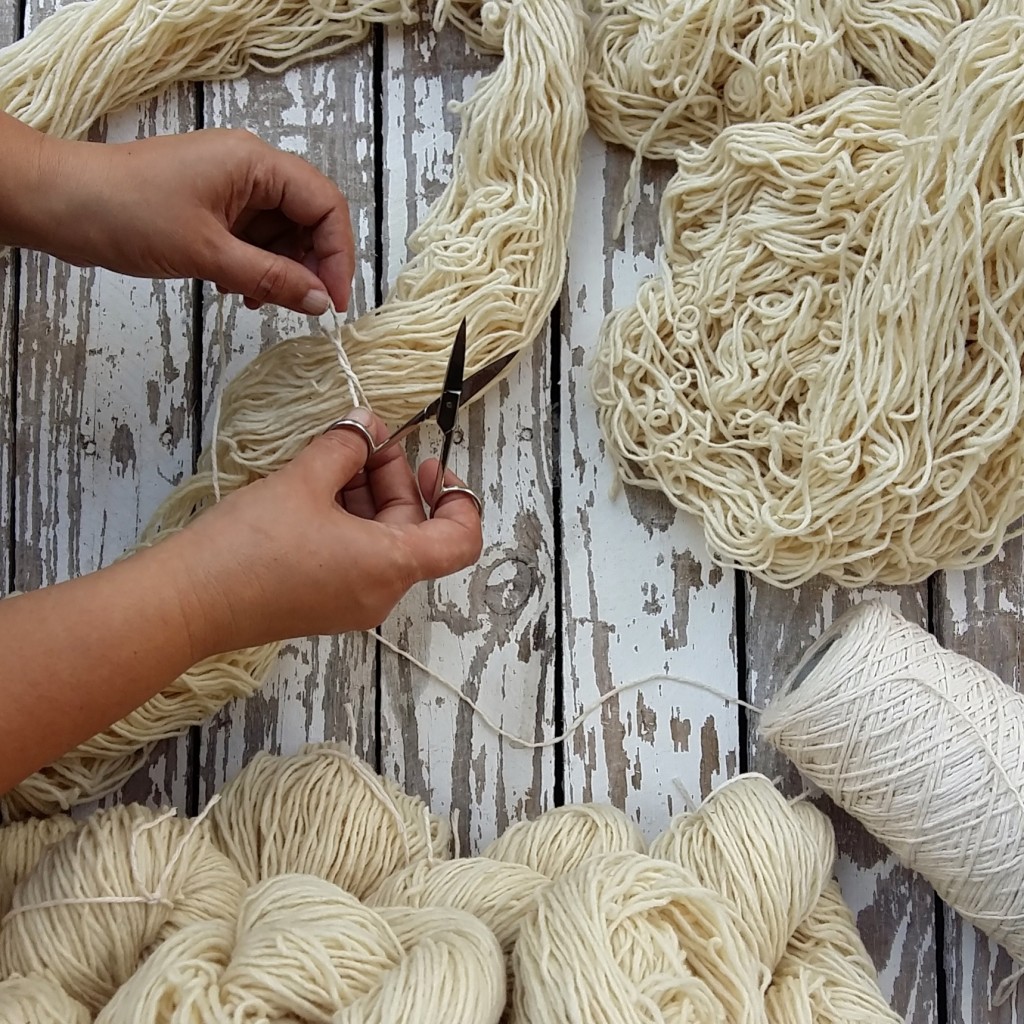 Preparando madejas para su teñido - Mundo Lanar